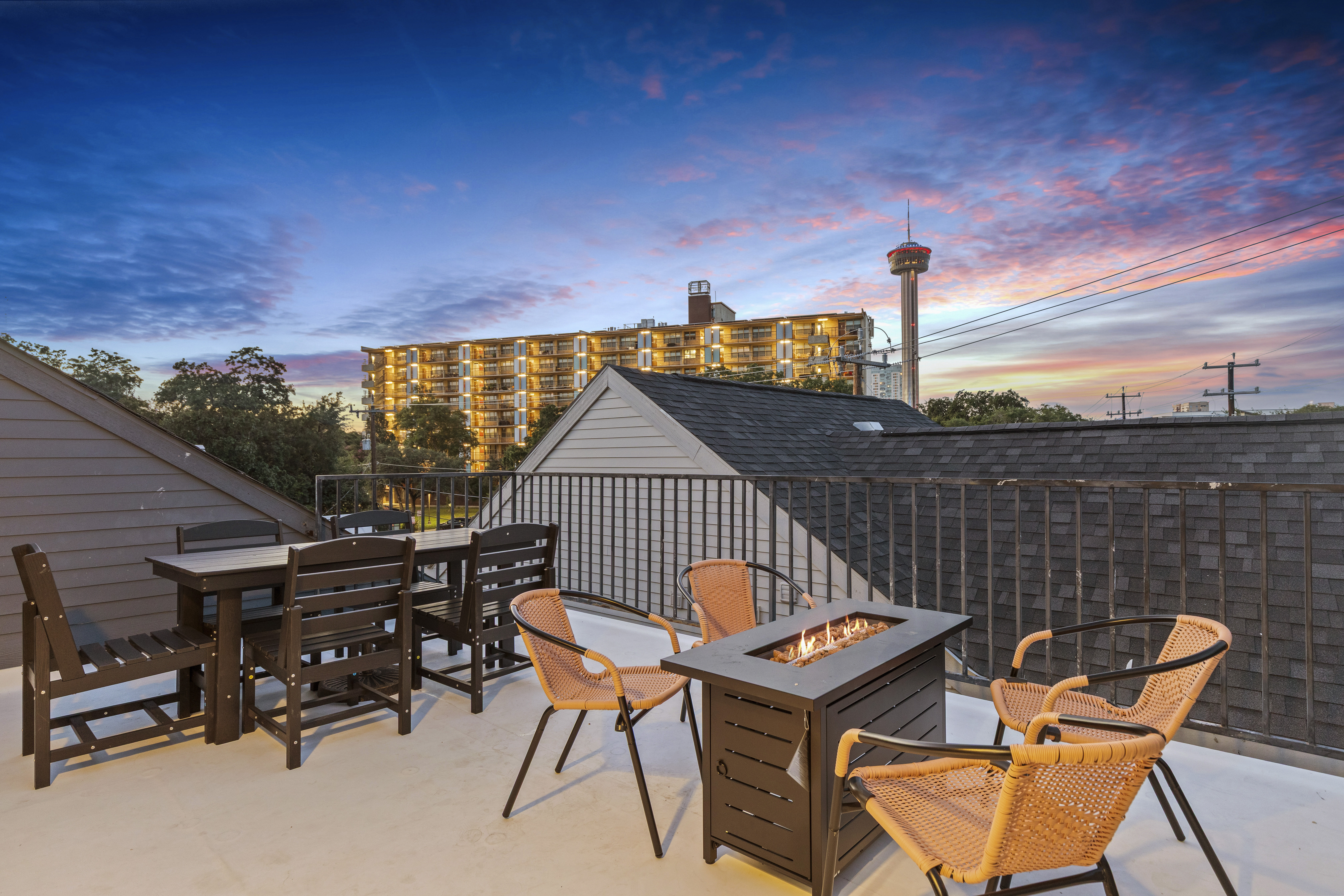 Unique Duplex - 18 Beds - Downtown Terrace View - San Antonio, TX
