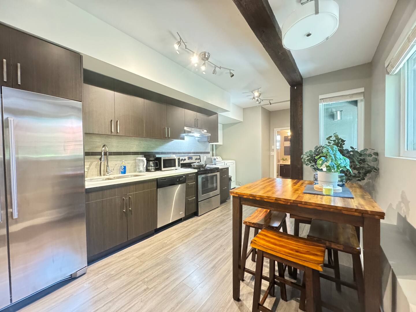 Hidden Garden Suite Near Edgemont Village - Canada